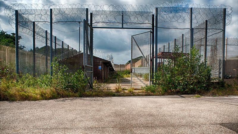 Blundeston Prison: Inside Reggie Kray's old prison cell - BBC News