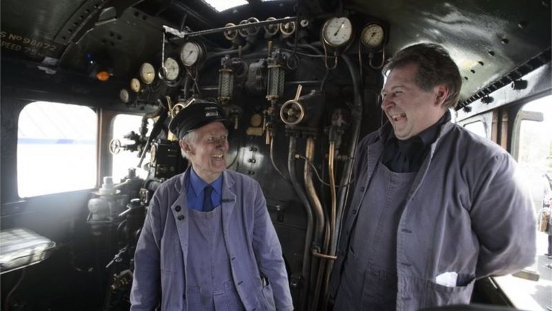 Thousands celebrate Flying Scotsman's return to Scotland - BBC News