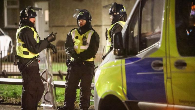 Police petrol-bombed in Edinburgh Bonfire Night disorder - BBC News