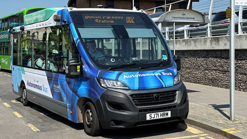 Didcot self-driving bus starts commute on public roads - BBC News