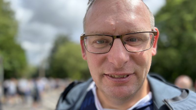 Southend United: Fans protest outside Ron Martin's home - BBC News