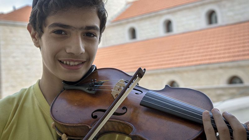Historic violin lent by Oxford University to Syrian refugee - BBC News