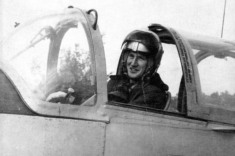 'I stole a plane to get out of the Navy' - BBC News