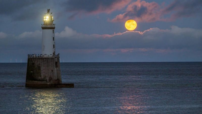 In pictures: Blue supermoon over Scotland - BBC News