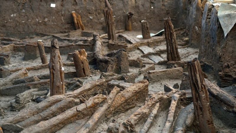 Bronze Age houses uncovered in Cambridgeshire are Britain's 'Pompeii ...
