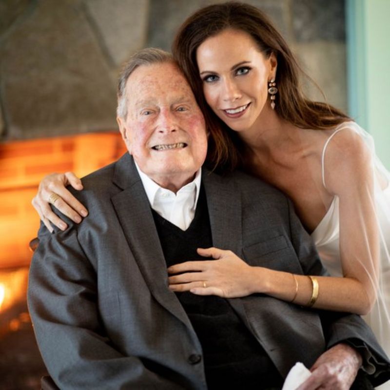 George W Bush's daughter Barbara weds screenwriter in Maine - BBC News