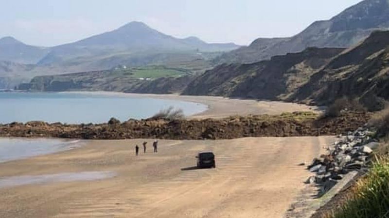 Nefyn beach landslide: People warned to keep away - BBC News
