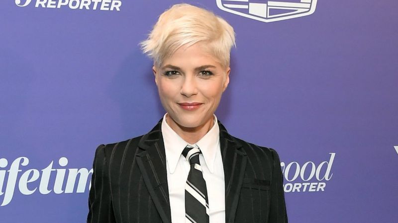 Neo Walk: York woman's custom walking sticks seen on red carpet - BBC News