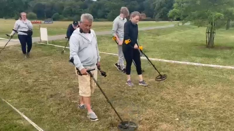Metal detectorists find lost wedding ring in minutes - BBC News