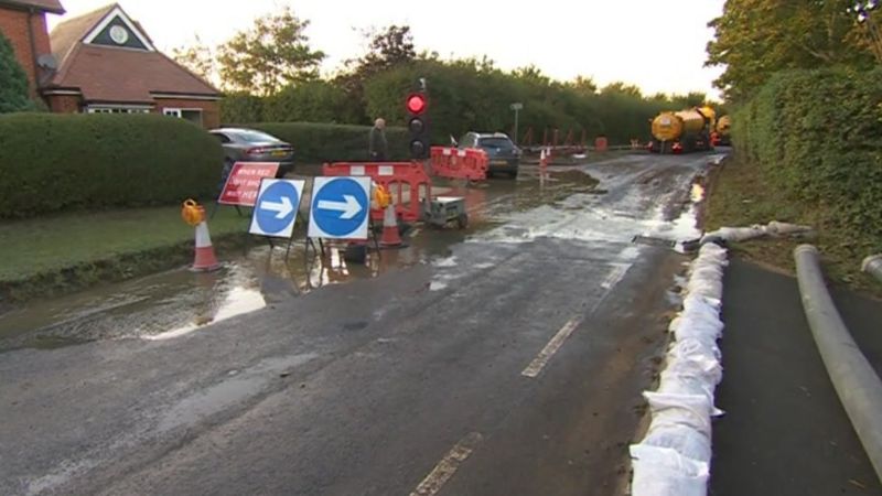 Titchfield sewer collapse: Emergency repairs under way - BBC News
