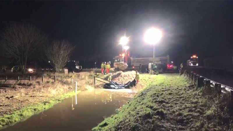 East and West Cowick flooding: Canal bursts bank - BBC News