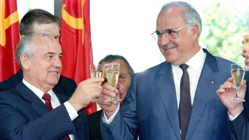 Helmut Kohl's life in pictures - BBC News