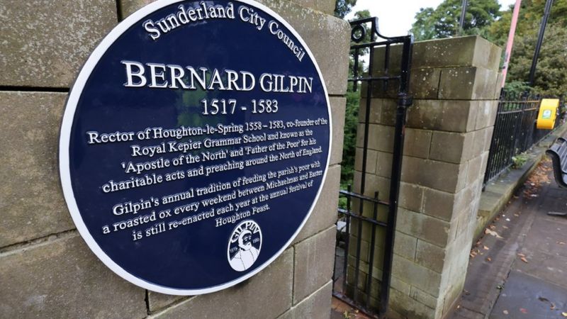 Blue plaque honours Houghton Feast ox-roasting hero - BBC News