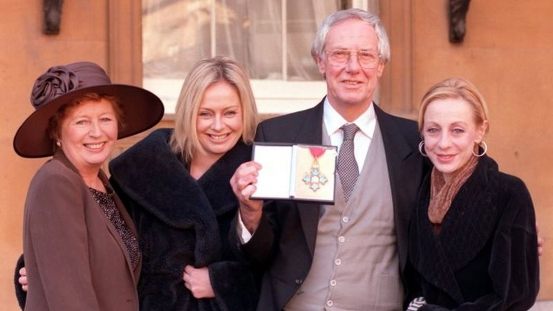 Film critic Barry Norman dies - BBC News