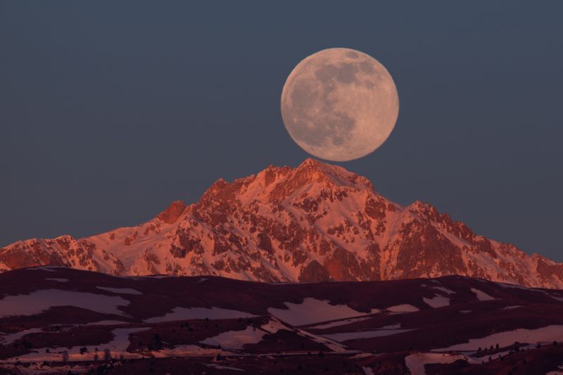In pictures: Stunning Wolf Moon dazzles around the world - BBC News