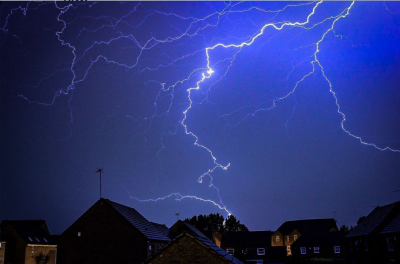 In Pictures: Lightning pierces UK skies - BBC News