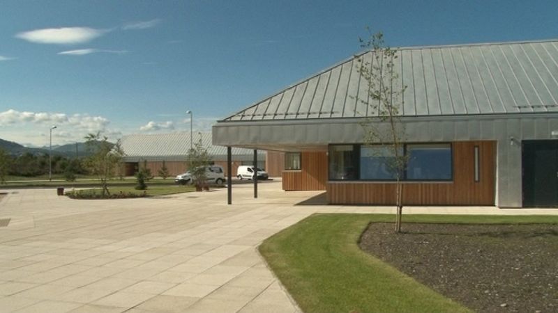 New £7m Gaelic language school opens in Caol - BBC News