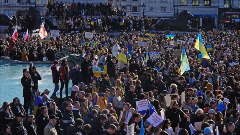Russians join Ukrainians in Trafalgar Square to condemn invasion - BBC News