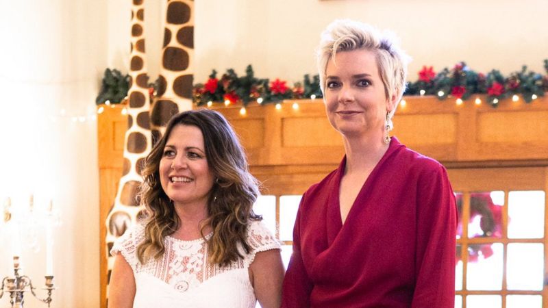 Catrin Finch: Former royal harpist marries partner in Tenby - BBC News