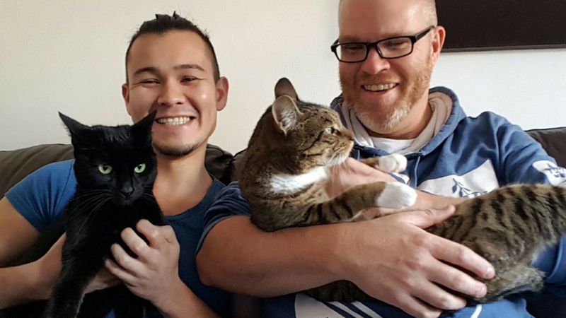 In pictures: Men and their moggies - BBC News