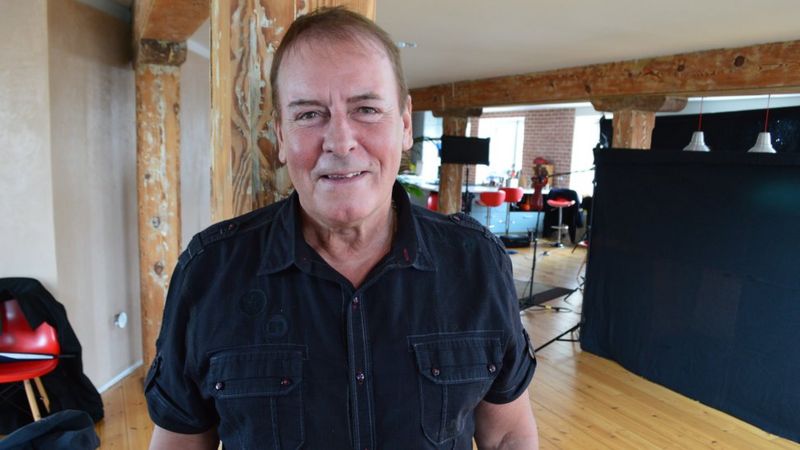 Bay City Roller Alan Longmuir dies - BBC News