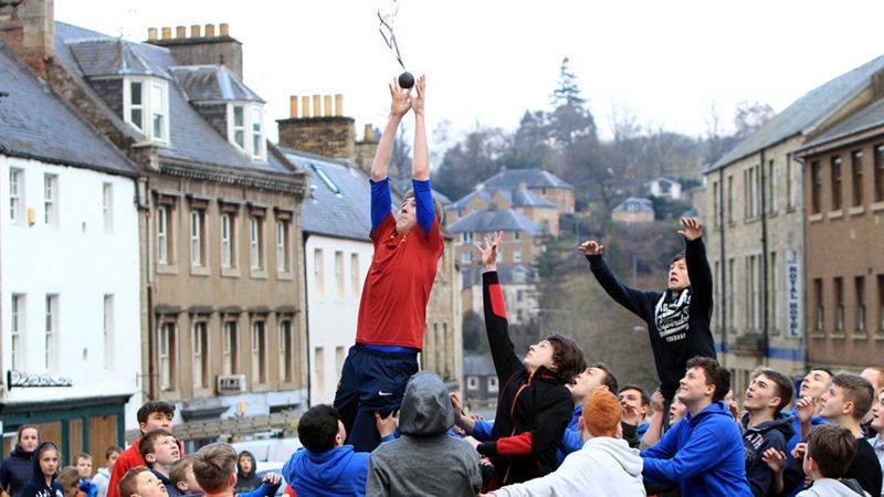 In pictures: Uppies battle the Doonies in Jedburgh's ba' game - BBC News