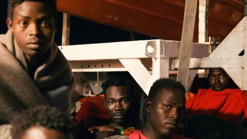 Italy allows migrants to land in Sicily - BBC News