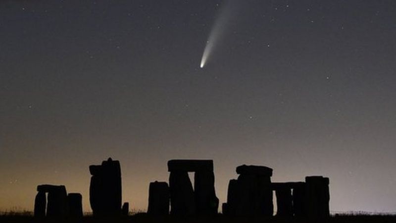 Comet captured streaking across Stonehenge night sky - BBC News