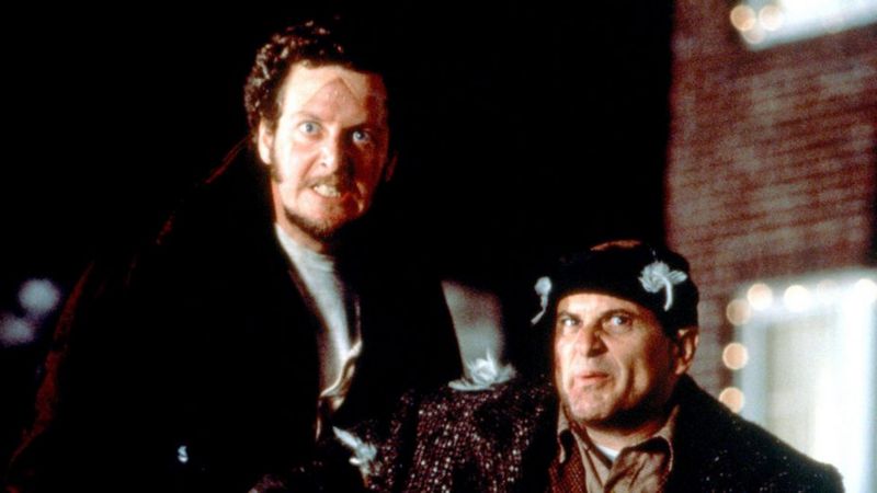 'Home Alone burglars' in Stoke-on-Trent get bum deal - BBC News