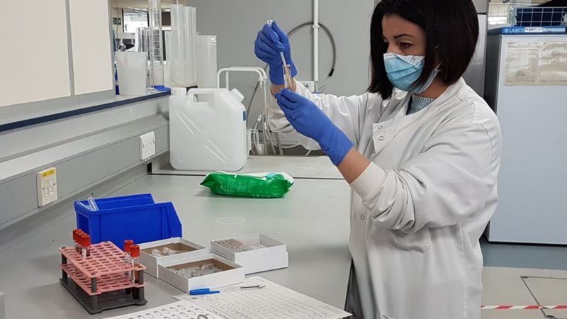 Hope as Covid vaccine-mixing trial in East Yorkshire under way - BBC News