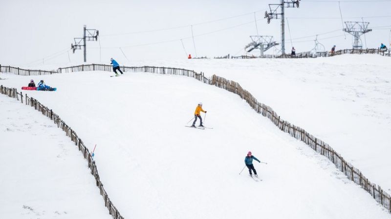 Scottish skiing gets lift as European resorts struggle for snow - BBC News