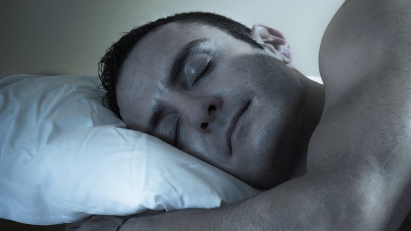 How lack of sleep affects the brain - BBC News