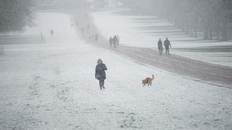 UK braces for snow as cold weather takes a grip - BBC News