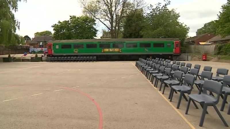 School gets railway carriage classroom to mark 300th anniversary - BBC News