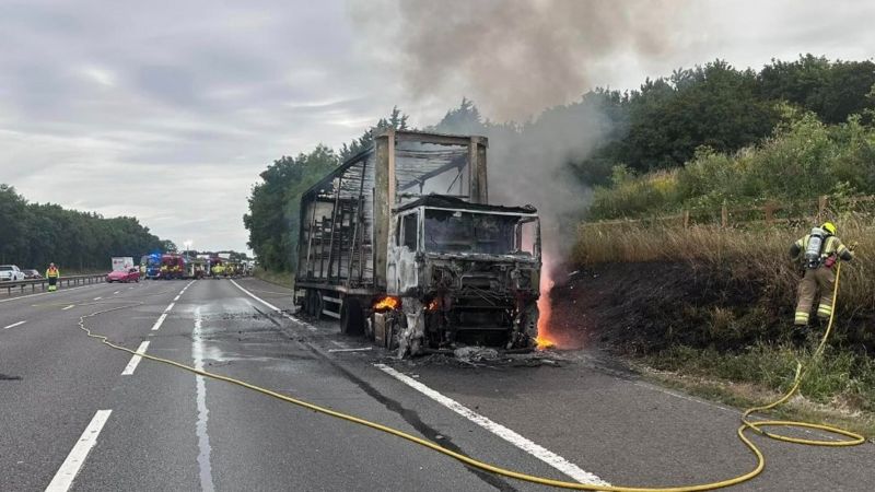 M40: Lorry carrying carpets catches fire on motorway - BBC News