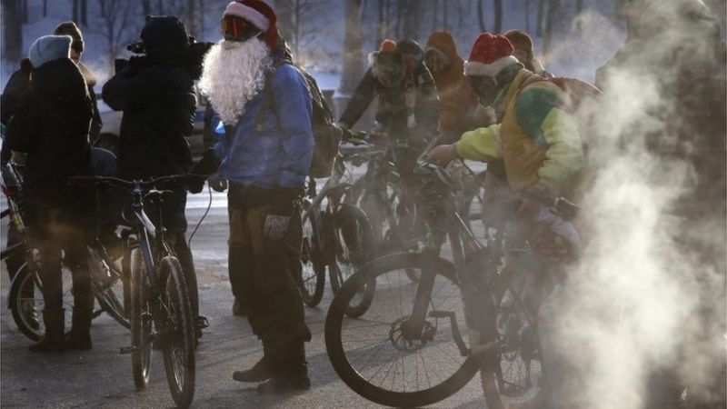 Hundreds of cyclists brave Moscow cold - BBC News