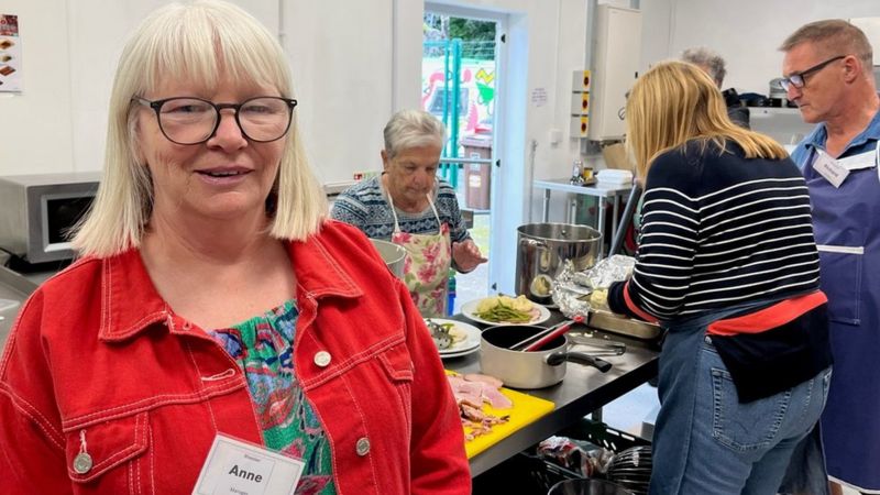 Arfon: Workers earn £3,500 less than UK average - BBC News