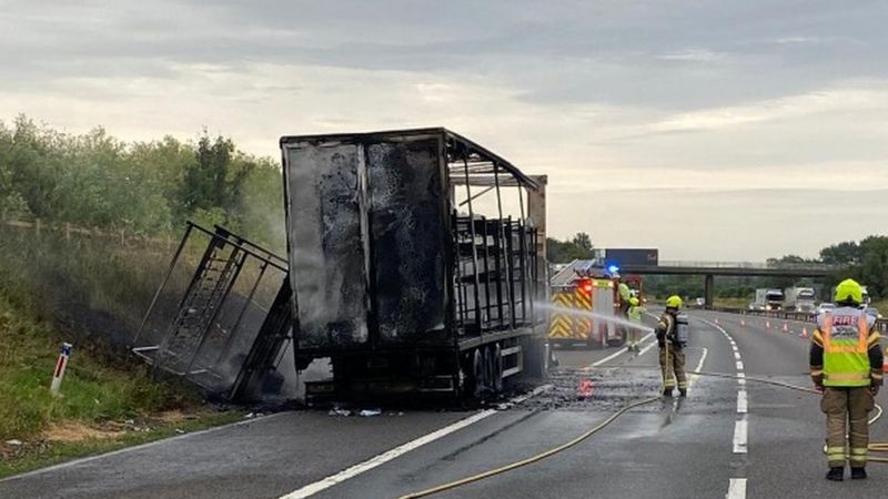 M40: Lorry carrying carpets catches fire on motorway - BBC News