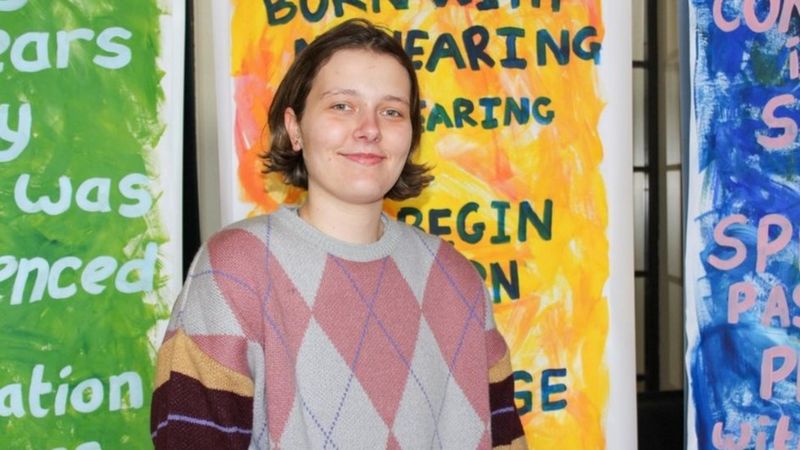 Deaf Nottingham artist holds British Sign Language-themed exhibition ...