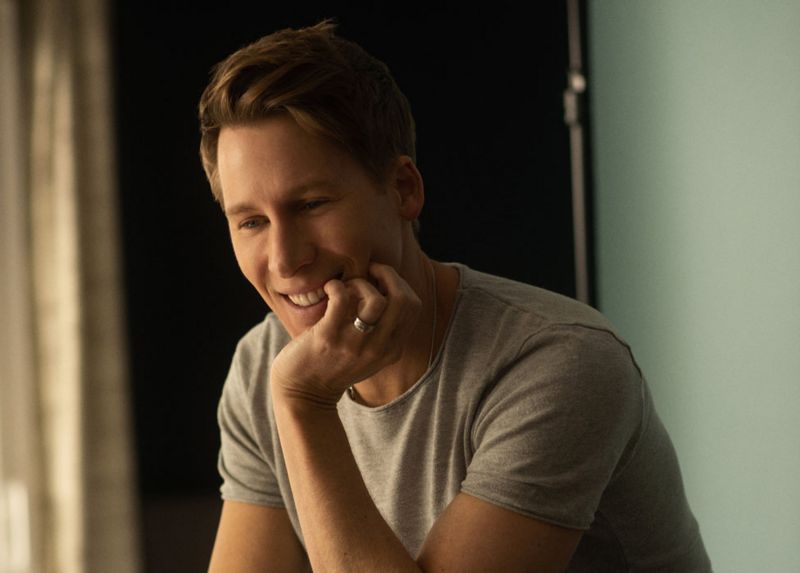 Dustin Lance Black: A childhood of love and fear - BBC News