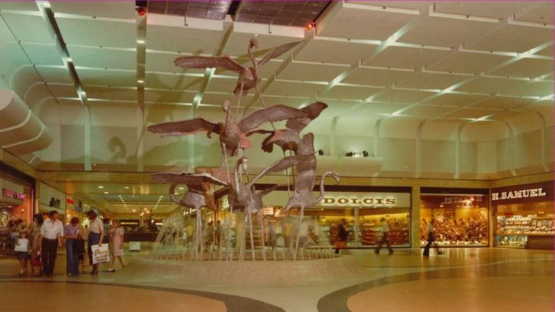 Hunt for former Luton Arndale Centre flamingo fountain - BBC News