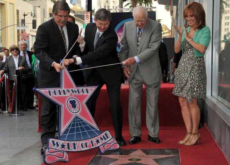 Judge Joseph Wapner, star of The People's Court, dies aged 97 - BBC News