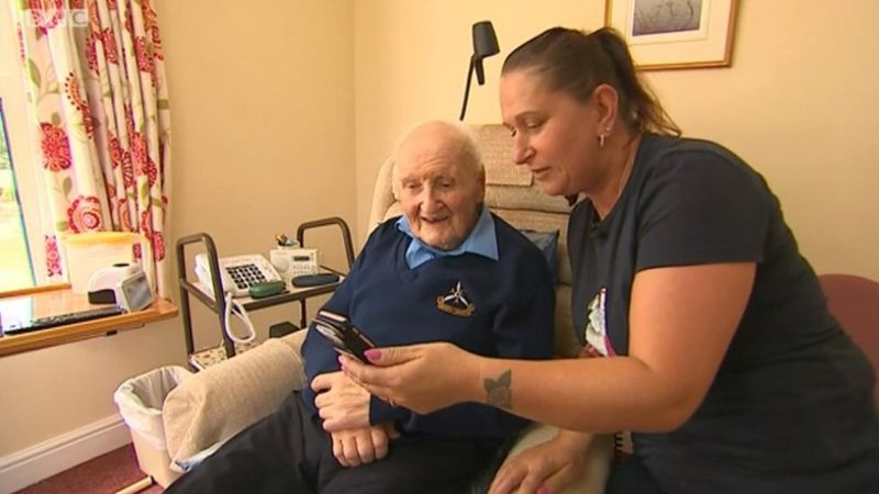 WW2 pilot and social media star Sydney Stevens dies aged 98 - BBC News