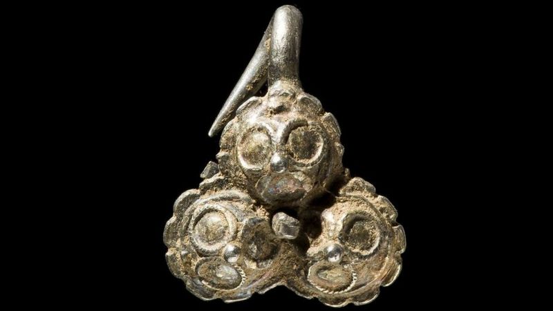 Cardiff: Archaeological dig uncovers earliest house in city - BBC News