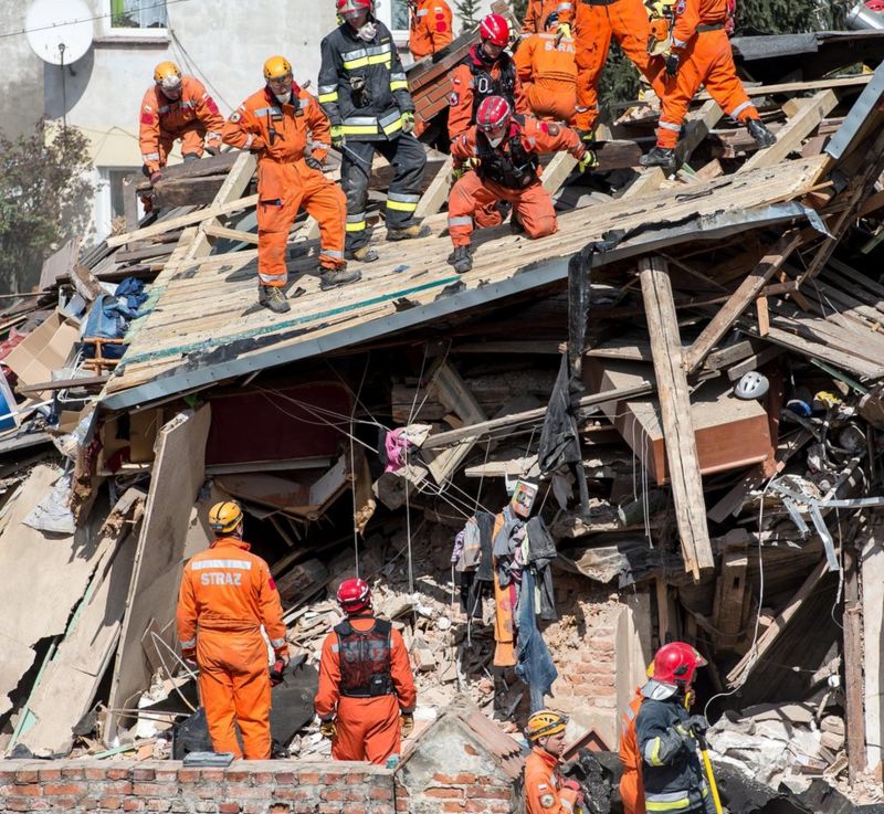 Poland building collapse leaves six dead - BBC News