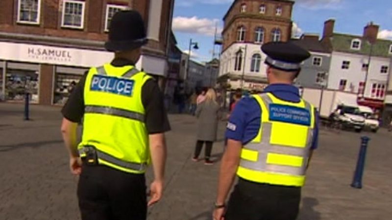 Lincolnshire Police unveil further details of PCSO cuts - BBC News