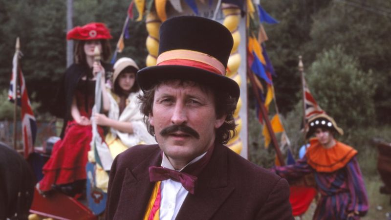 Dafydd Hywel: Tributes to Stella actor who dies aged 77 - BBC News