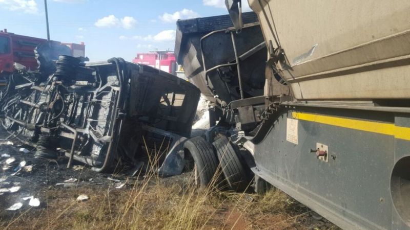 South Africa bus crash 'kills at least 19 children' - BBC News