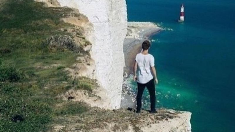 Beachy Head cliff visitors 'shocked' by rock fall photos - BBC News
