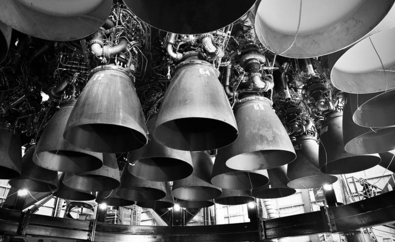 Biggest ever rocket is assembled briefly in Texas - BBC News